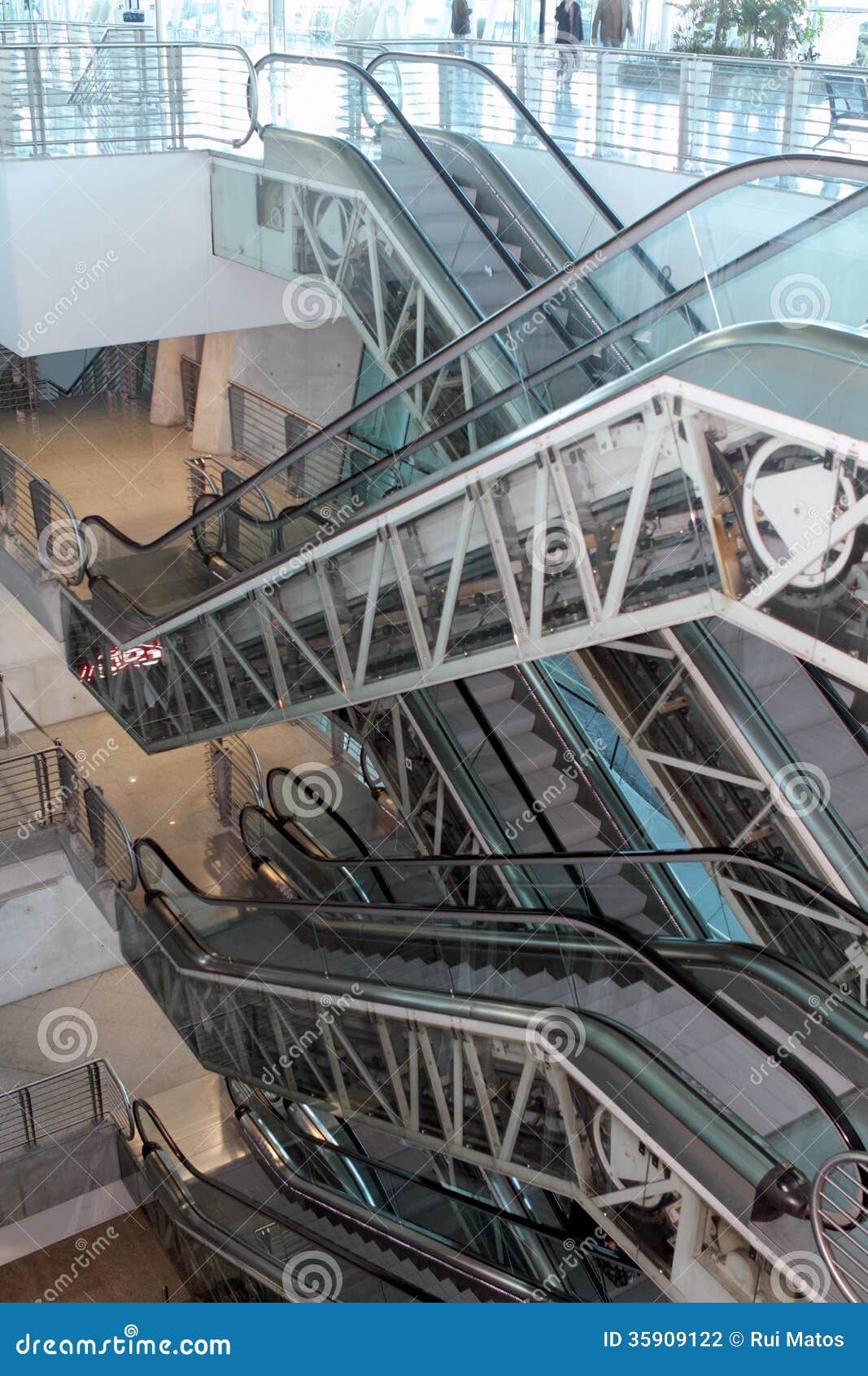 Roltrappen stock foto. Image of lift, techniek, modern - 35909122
