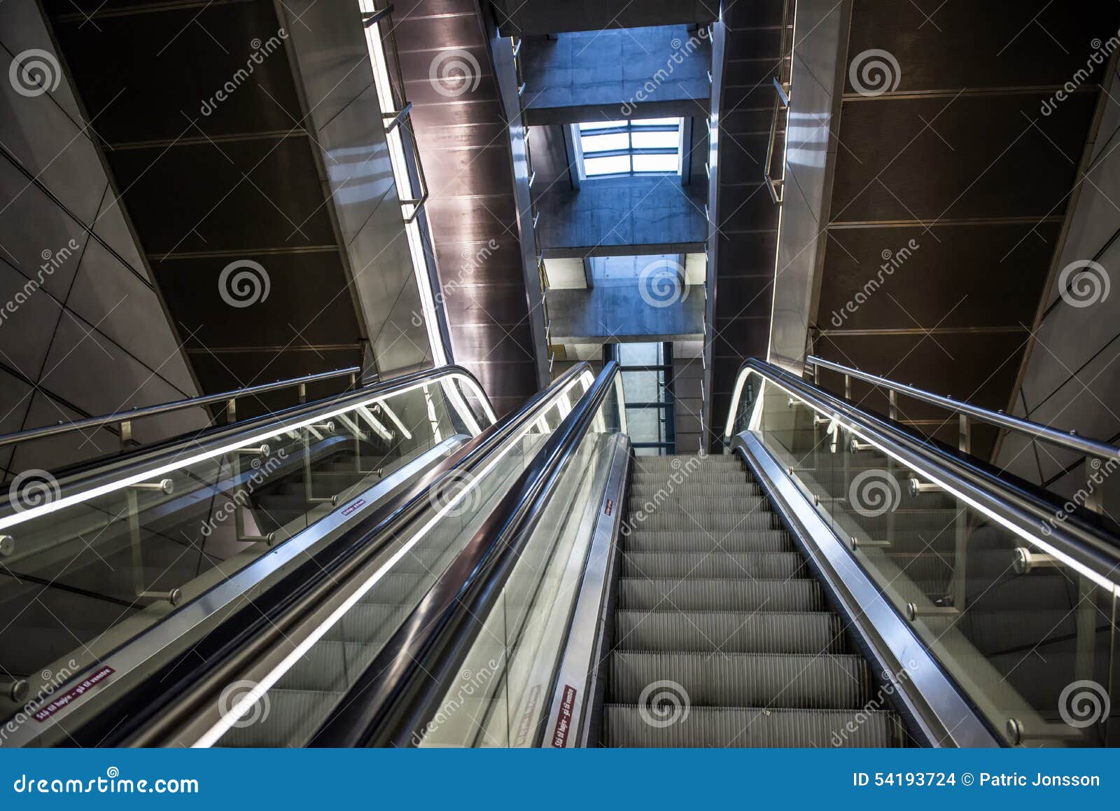 Roltrappen Bij Metro Post in Kopenhagen, Denemarken Stock Foto - Image ...