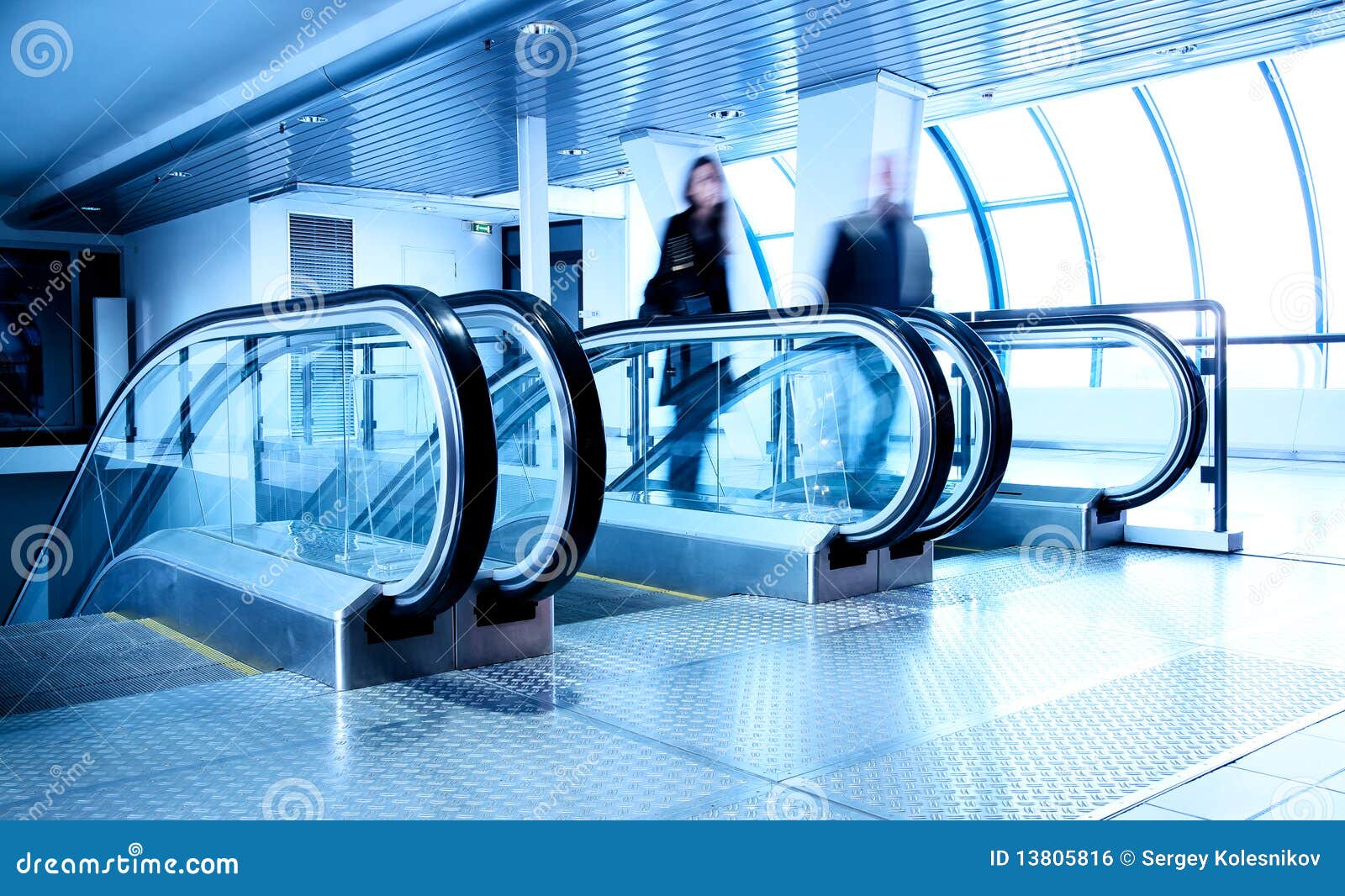Roltrappen in Modern Commercieel Centrum Stock Foto - Image of optillen ...