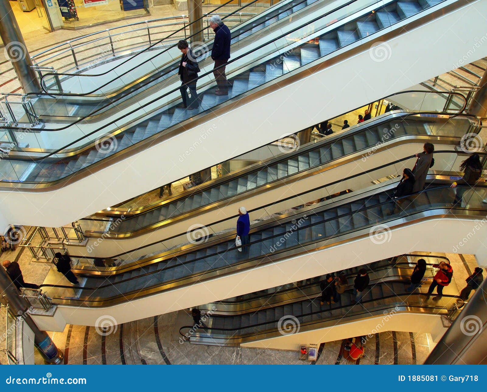 Roltrappen Op Verscheidene Niveaus Van Winkelcentrum Stock Afbeelding ...