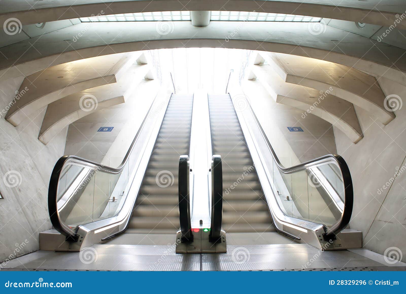 Roltrappen in station redactionele foto. Image of futuristisch - 28329296