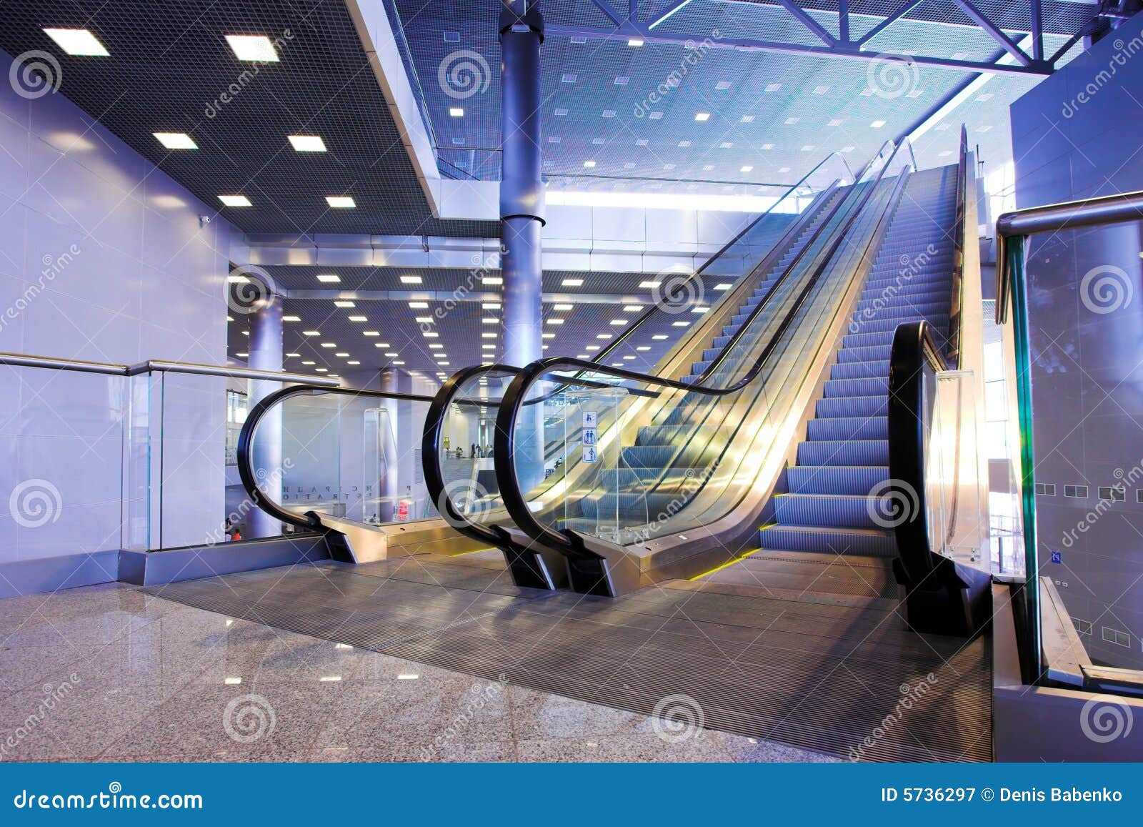 Roltrappen in Tentoonstelling Stock Afbeelding - Image of leeg, snel ...