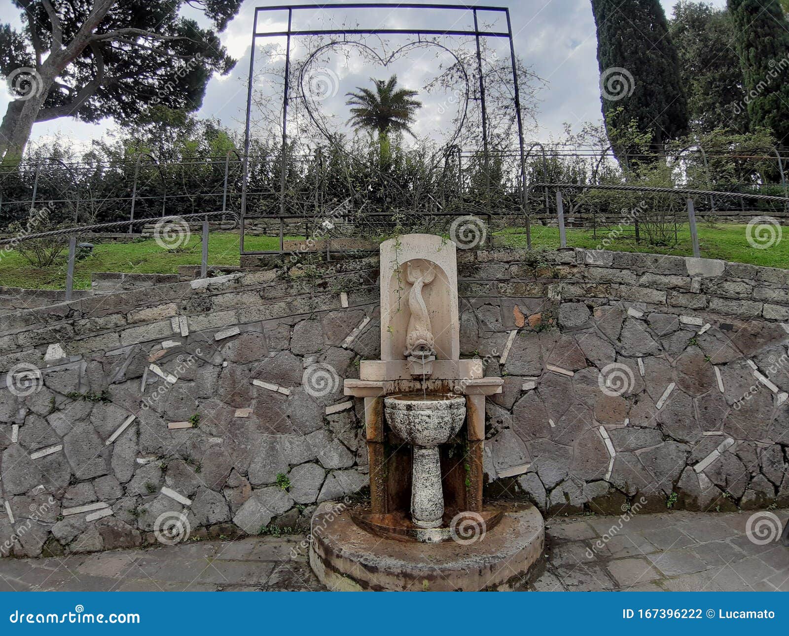 Roma - Cuore Sulla Fontanella Del Roseto Editorial Photography - Image ...