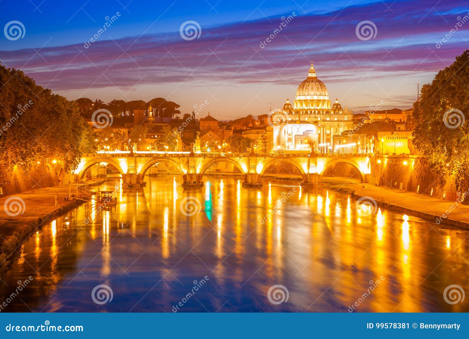 Roma entro la notte immagine stock. Immagine di costruzione - 99578381