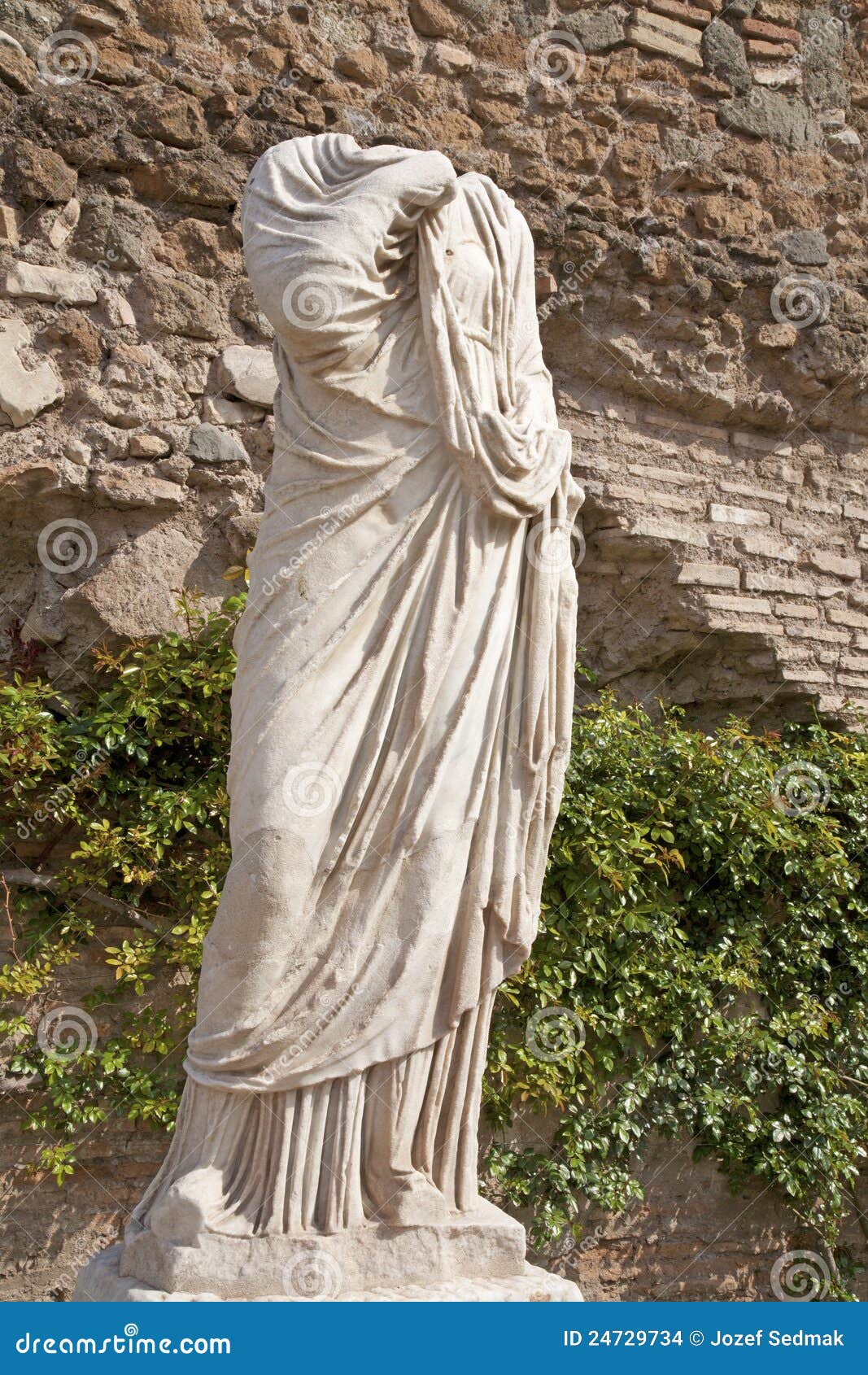 Roma - Estatua Del Atrio Vestae Foto de archivo - Imagen de templo ...