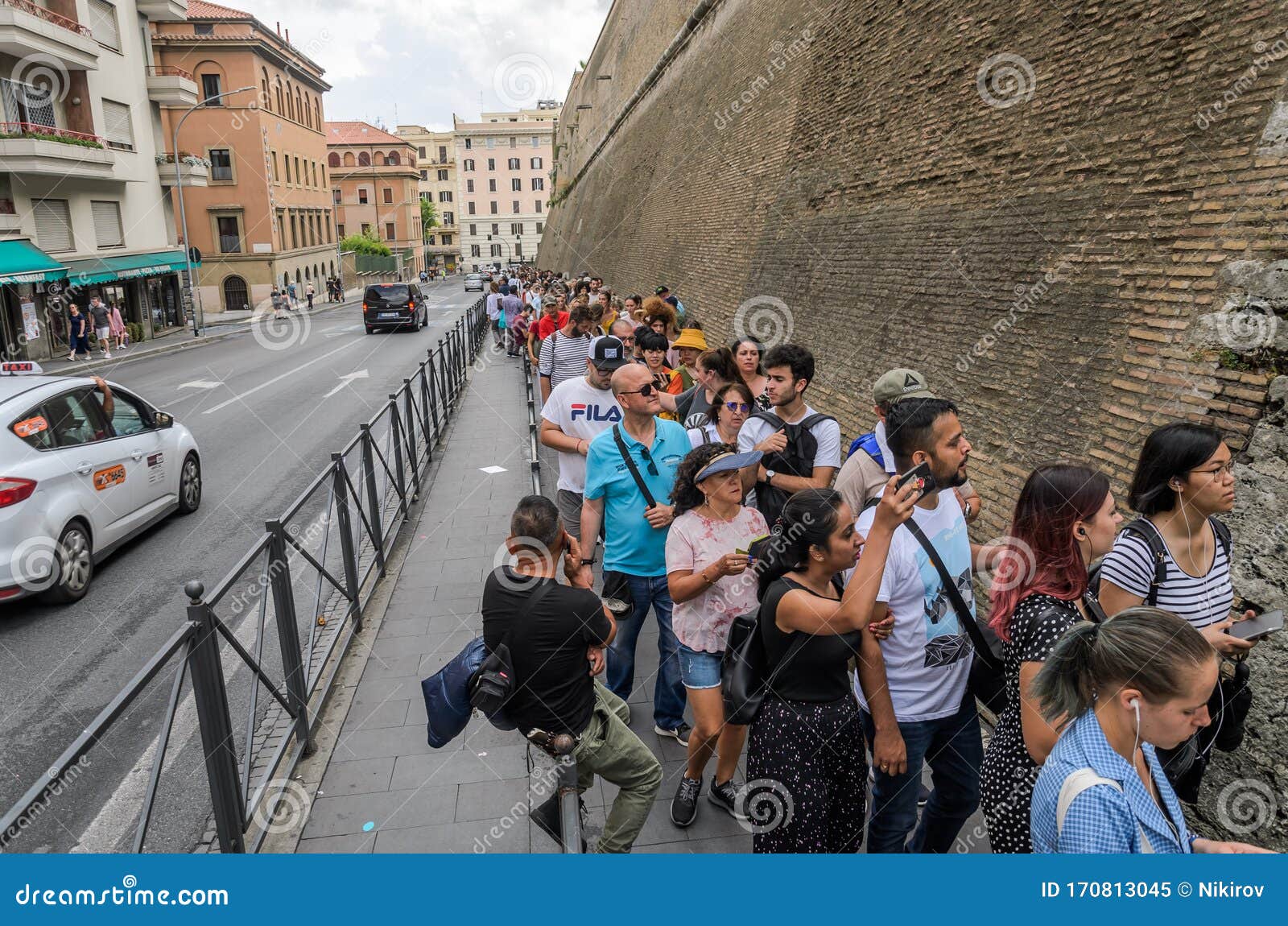 ROMA, ITALY - JULY 2019: Queue of Tourists in the Vatican Museum ...