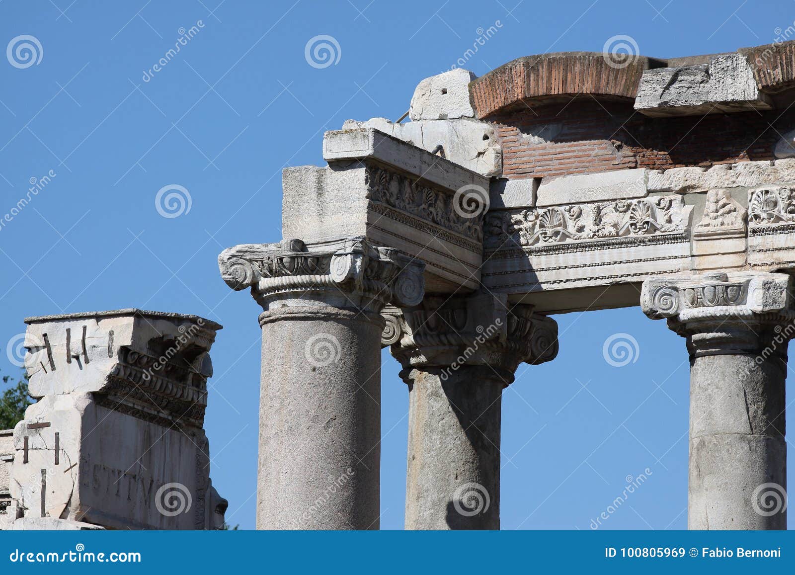 Roma, Templo De Saturn En Roman Forum Imagen de archivo - Imagen de ...