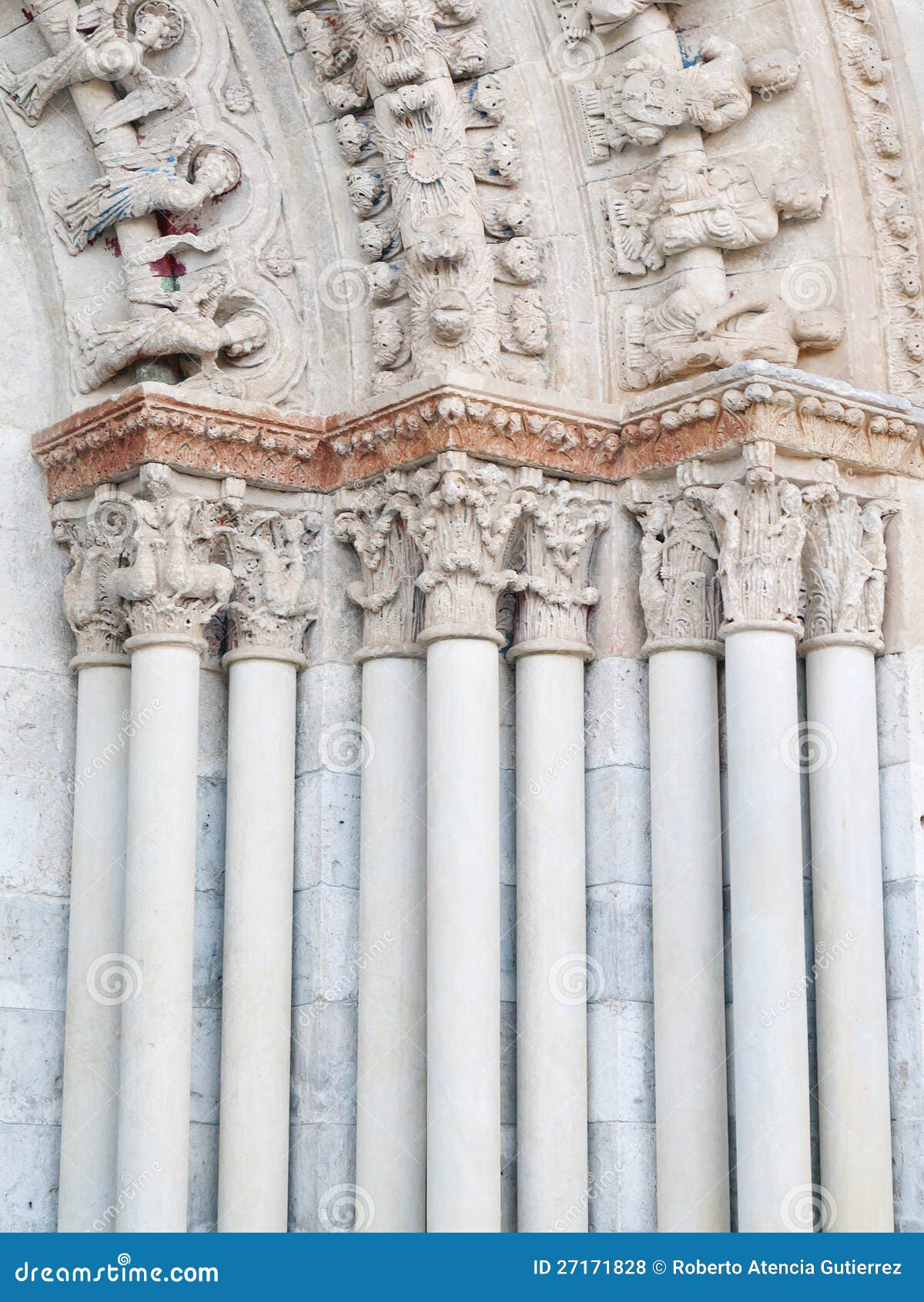 Romaans detail stock foto. Image of stier, godsdienst - 27171828