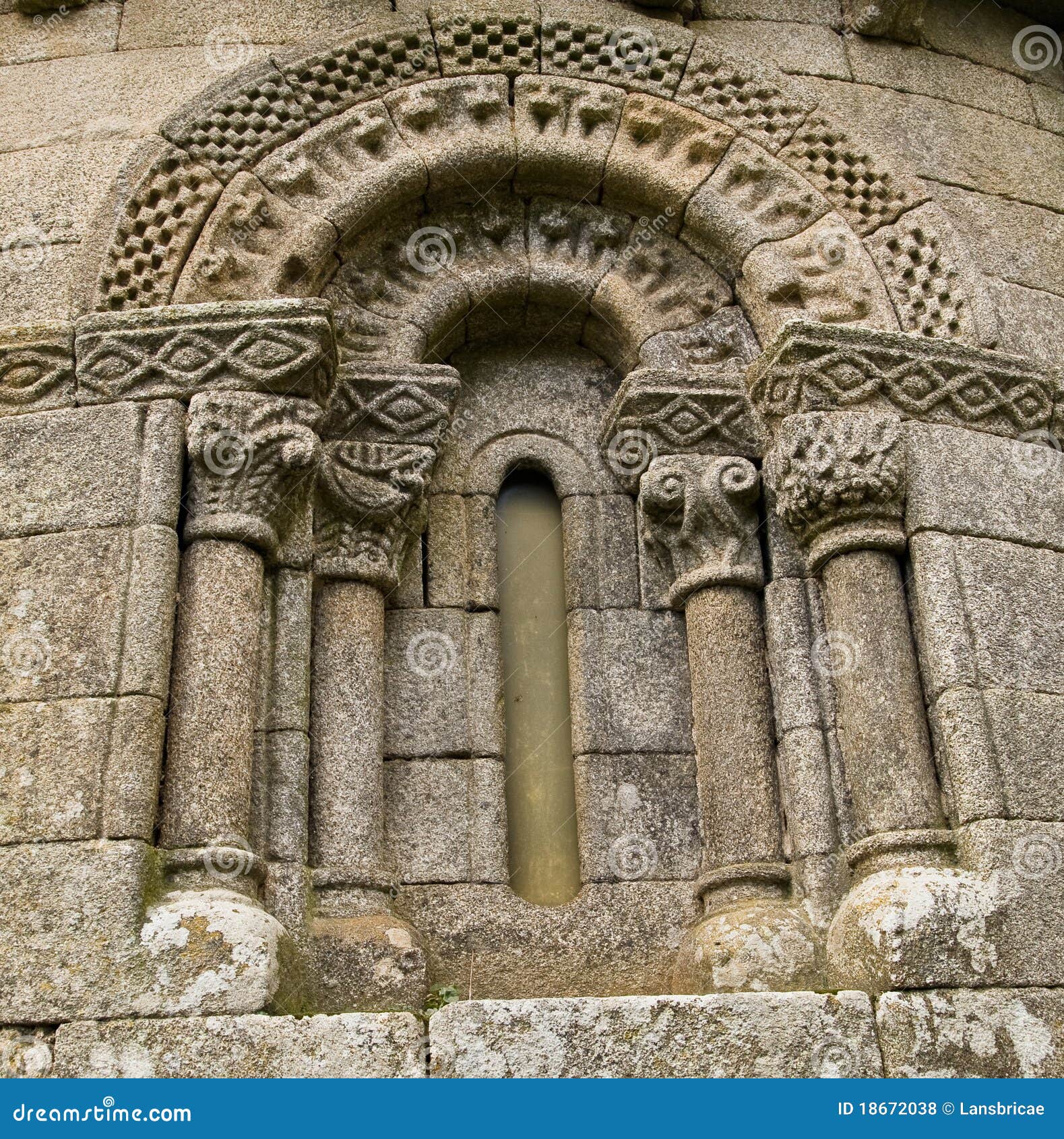 Romaans venster stock foto. Image of spanje, kerk, verering - 18672038
