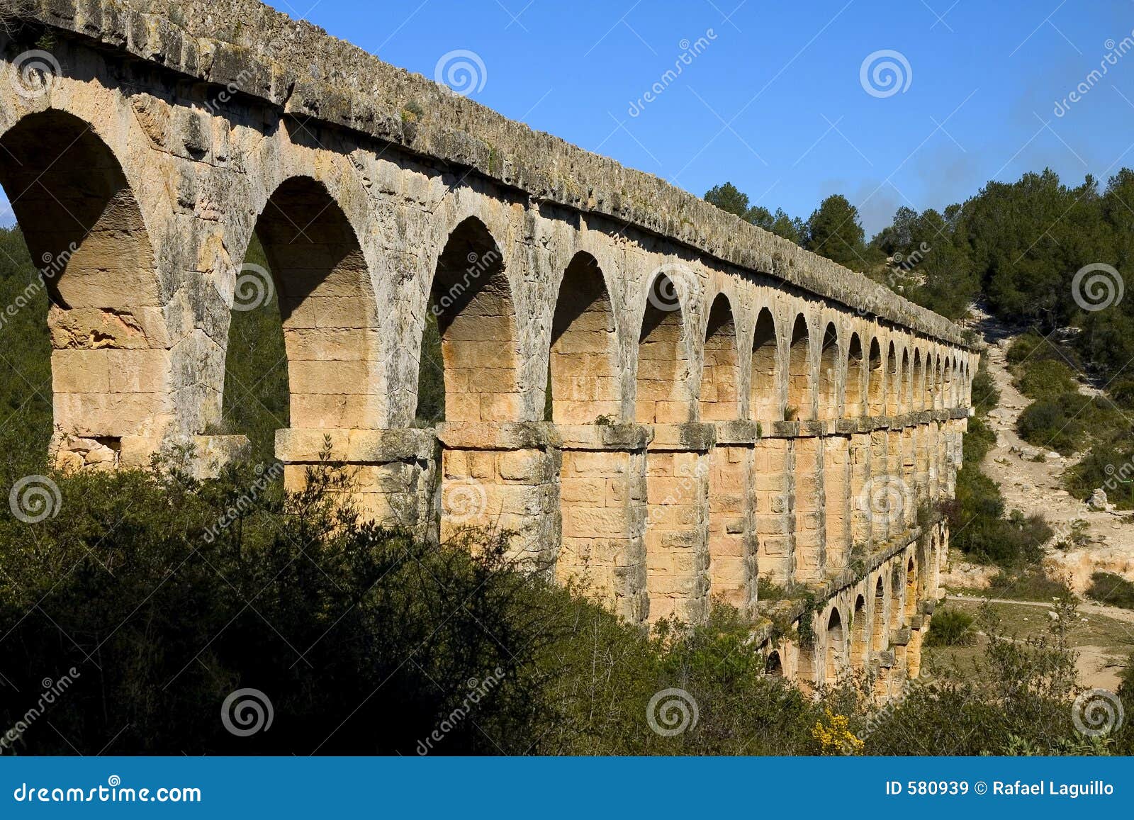 Roman akvedukt fotografering för bildbyråer. Bild av sten - 580939