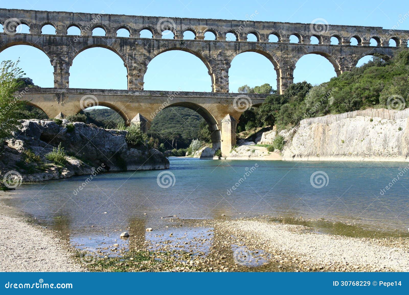 Roman aquaduct stock afbeelding. Image of imperium, blauw - 30768229