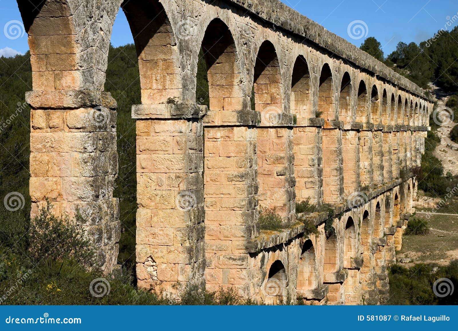 Roman aquaduct stock afbeelding. Image of steen, imperium - 581087