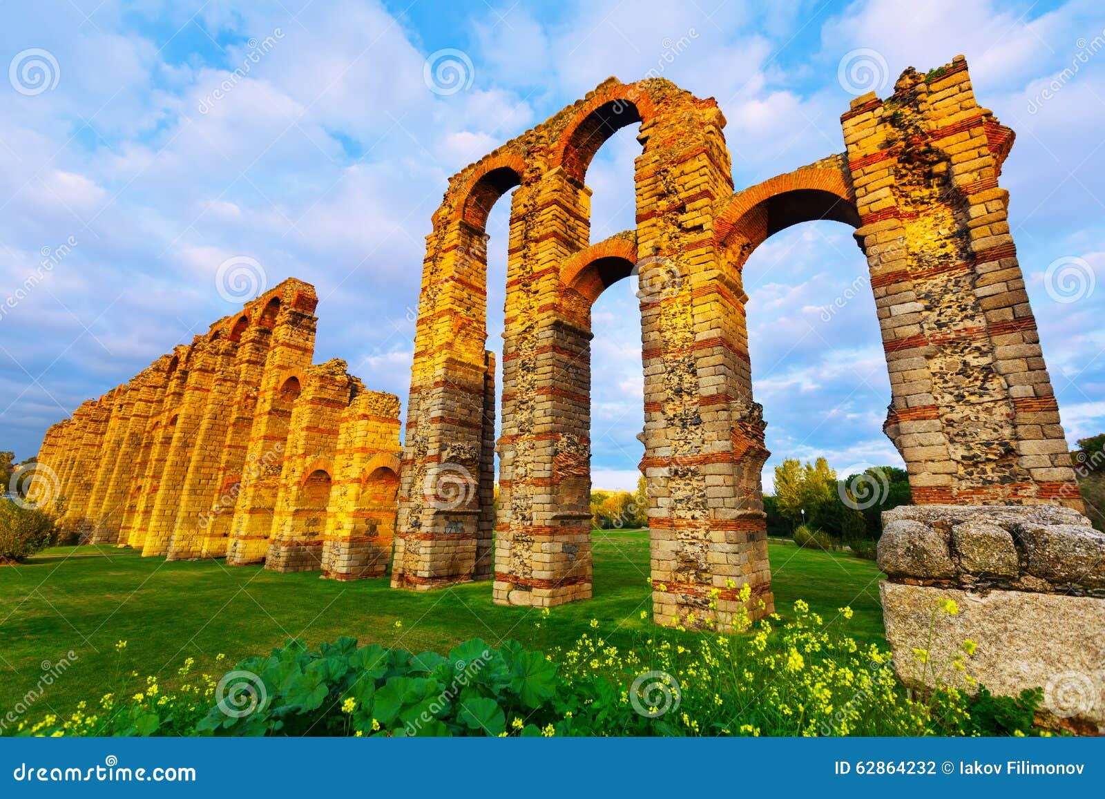 Roman Aquaduct in Avondlichten Merida, Spanje Stock Foto - Image of ...