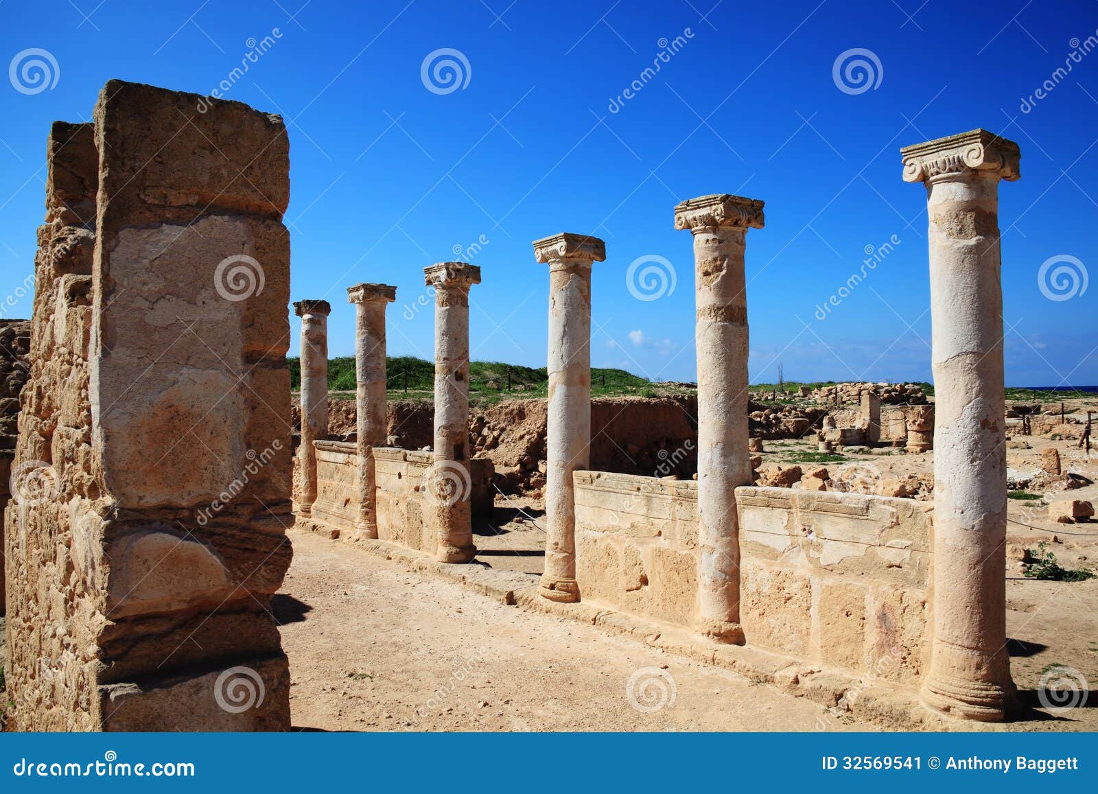 Roman Columns image stock. Image du archéologique, stationnement - 32569541