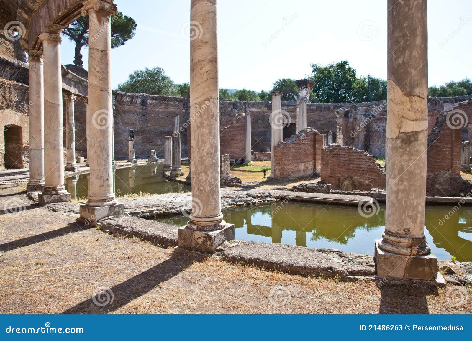 Roman kolonner fotografering för bildbyråer. Bild av berömdt - 21486263