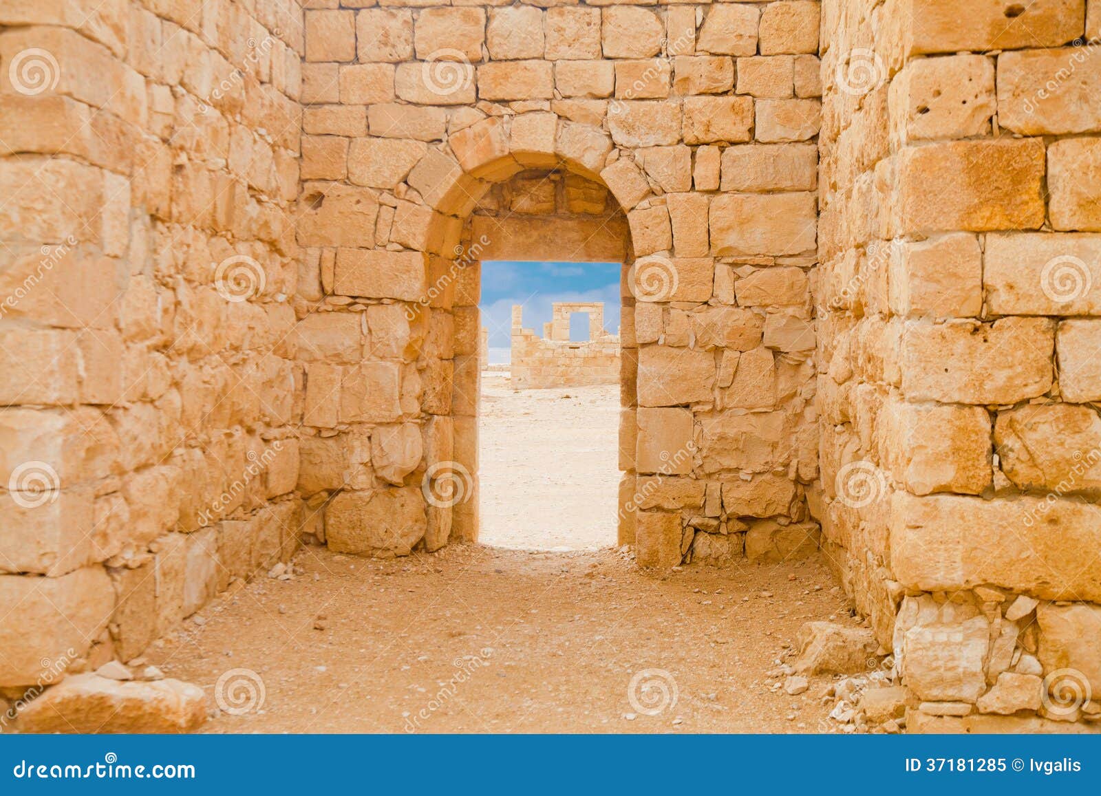 Roman muur en boog stock afbeelding. Image of fort, kolom - 37181285