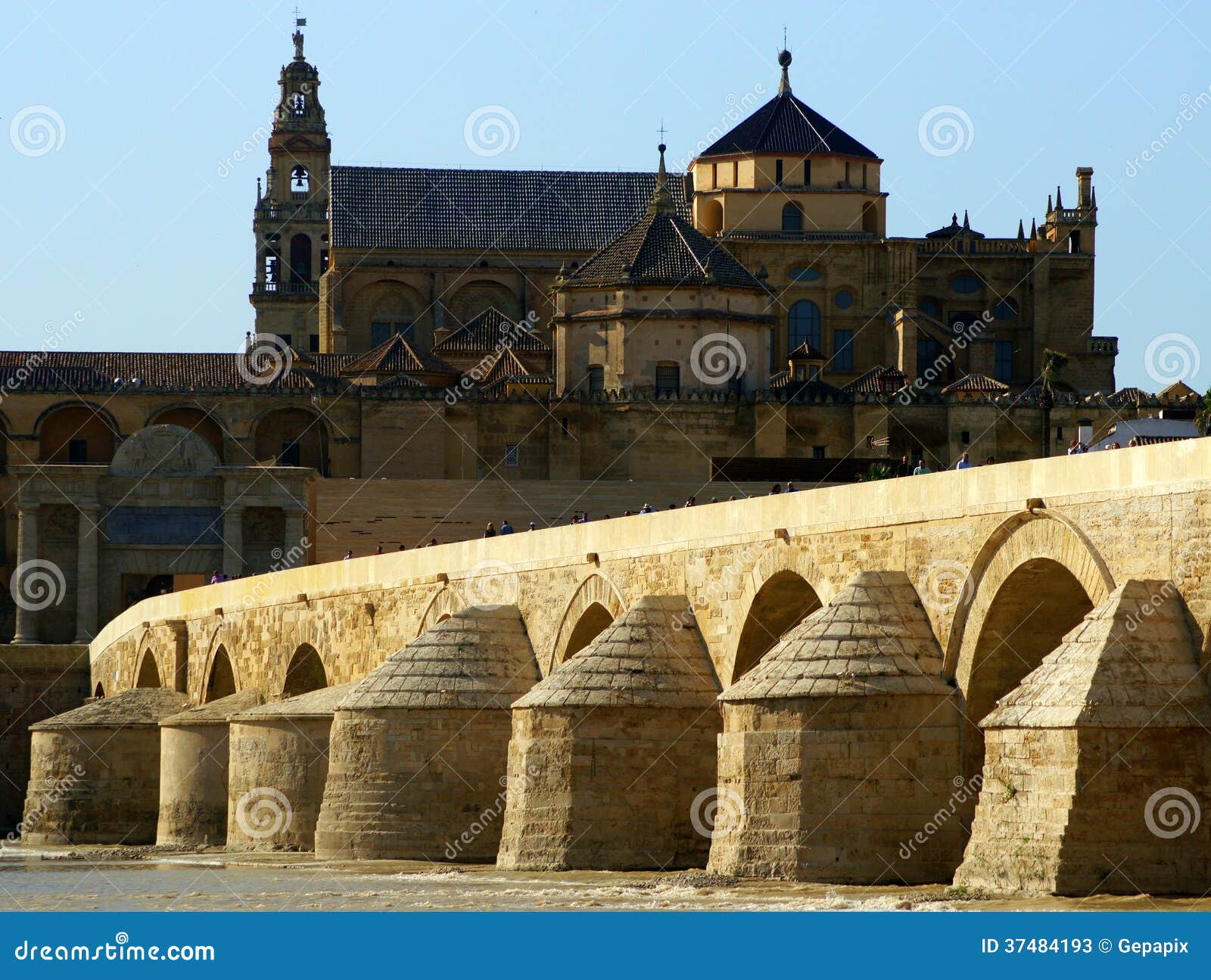 Roman Stone Bridge antiguo foto de archivo editorial. Imagen de arte ...
