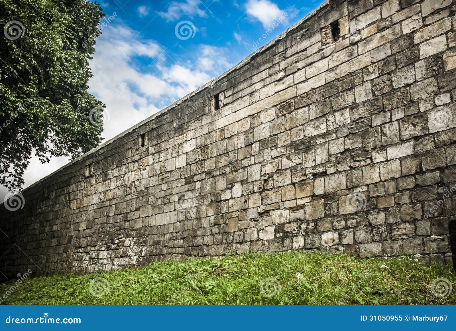 Roman Wall stock afbeelding. Image of stad, gras, oriëntatiepunt - 31050955