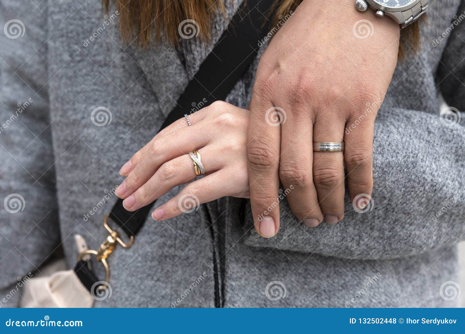 Romance Ed Amore Lle Mani Di Due Amanti Chiuda Su Su Un Uomo E Su Un ... Romance Ed Amore Lle Mani Di Due Amanti Chiuda Su Su Un Uomo E Su Un ...