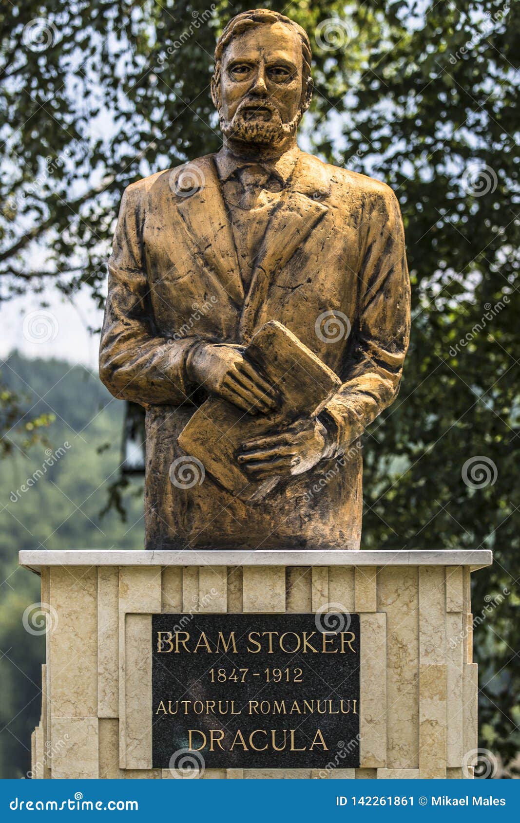 Romanian Statue of Bram Stoker Editorial Photo - Image of stoker, bram ...