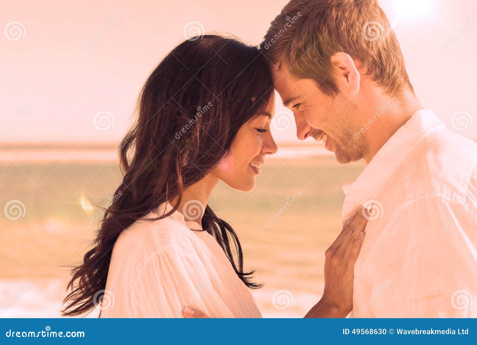 Romantic Couple Relaxing And Embracing On The Beach Stock Illustration