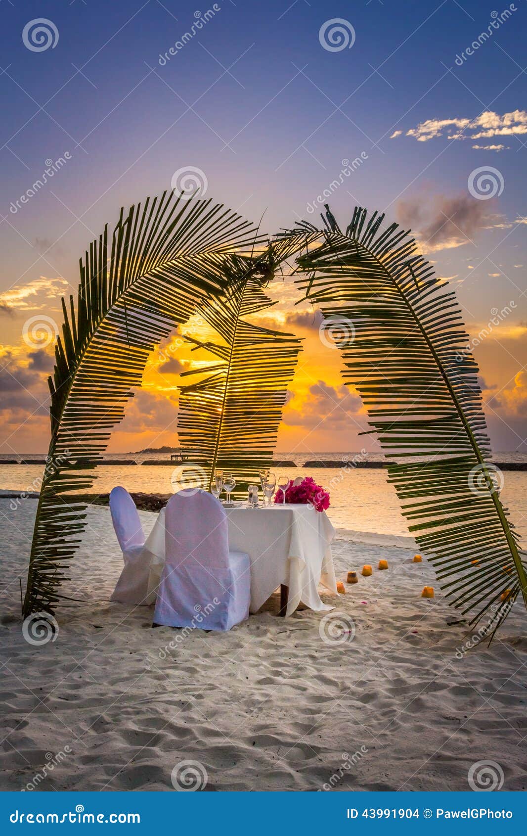 Romantic Dinner at the Beach Stock Photo - Image of rays, travel: 43991904
