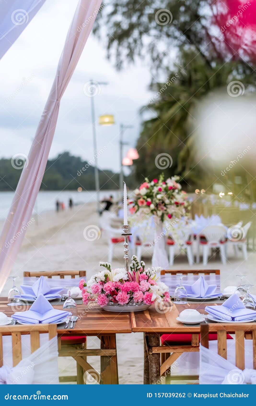 Romantic Dinning Table on the Beach . Table Setting at a Luxury Wedding ...