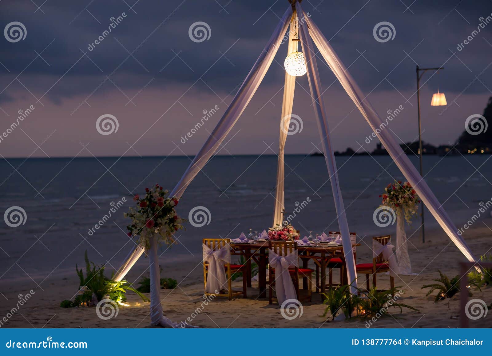 Romantic Dinning Table on the Beach . Table Setting at a Luxury Wedding ...