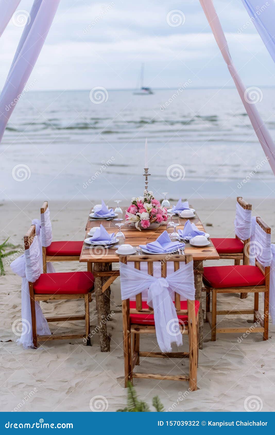 Romantic Dinning Table on the Beach . Table Setting at a Luxury Wedding ...