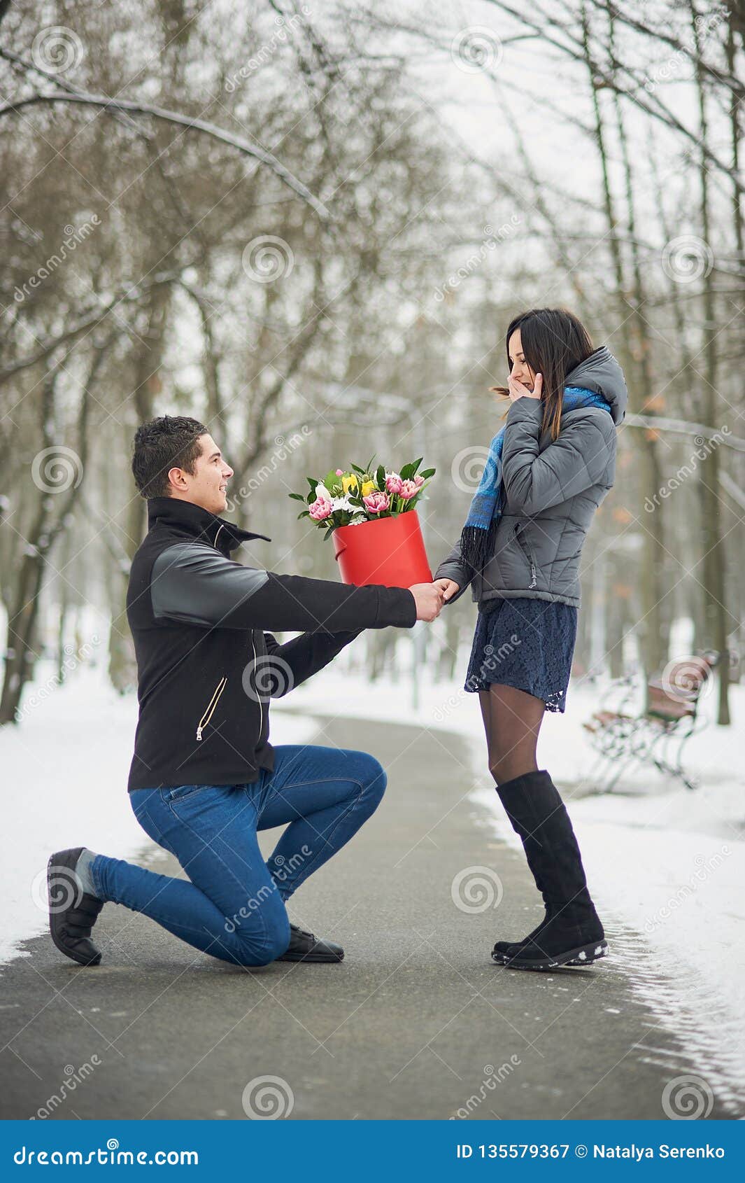 Romantic Offer To Get Married Man Makes An Offer To His Girlfriend In