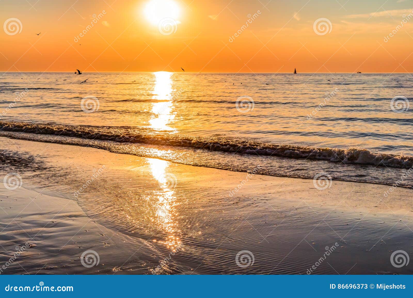 Romantic Sunset at the Ocean Stock Image - Image of healthy, reflection ...