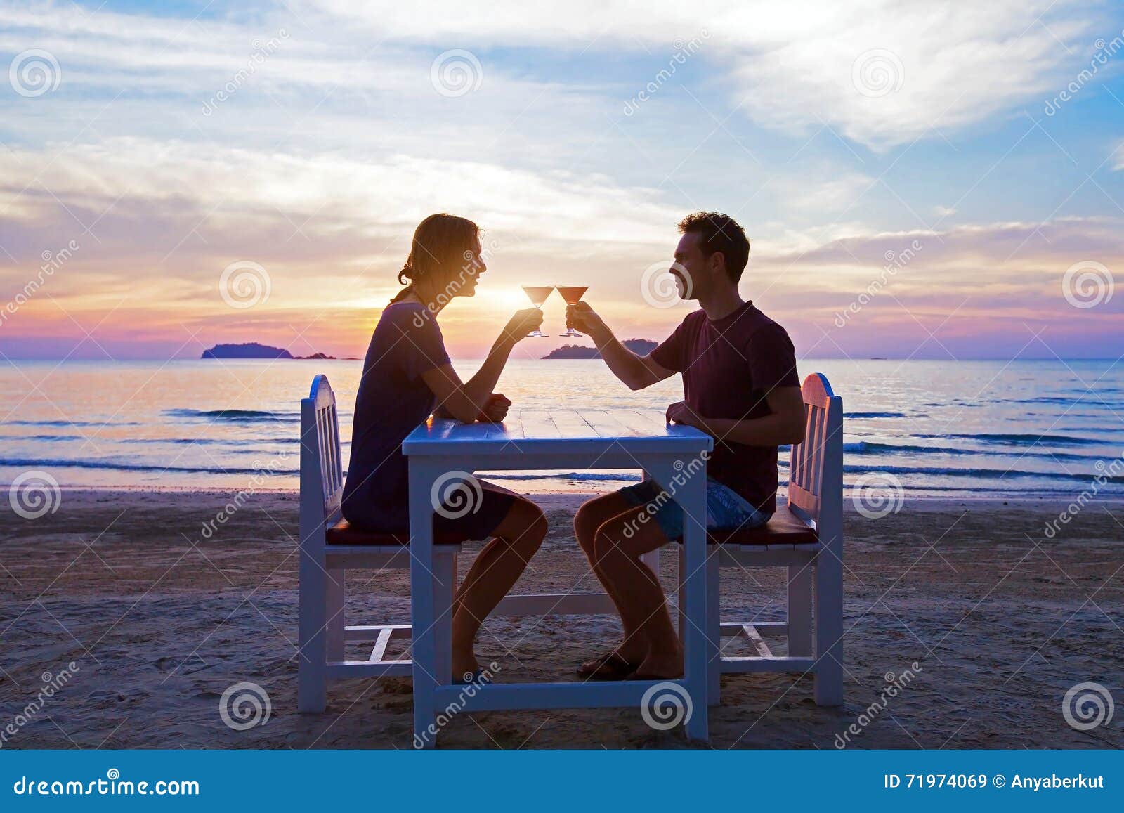 Romantisch Diner Op Het Strand in Luxerestaurant Stock Afbeelding ...