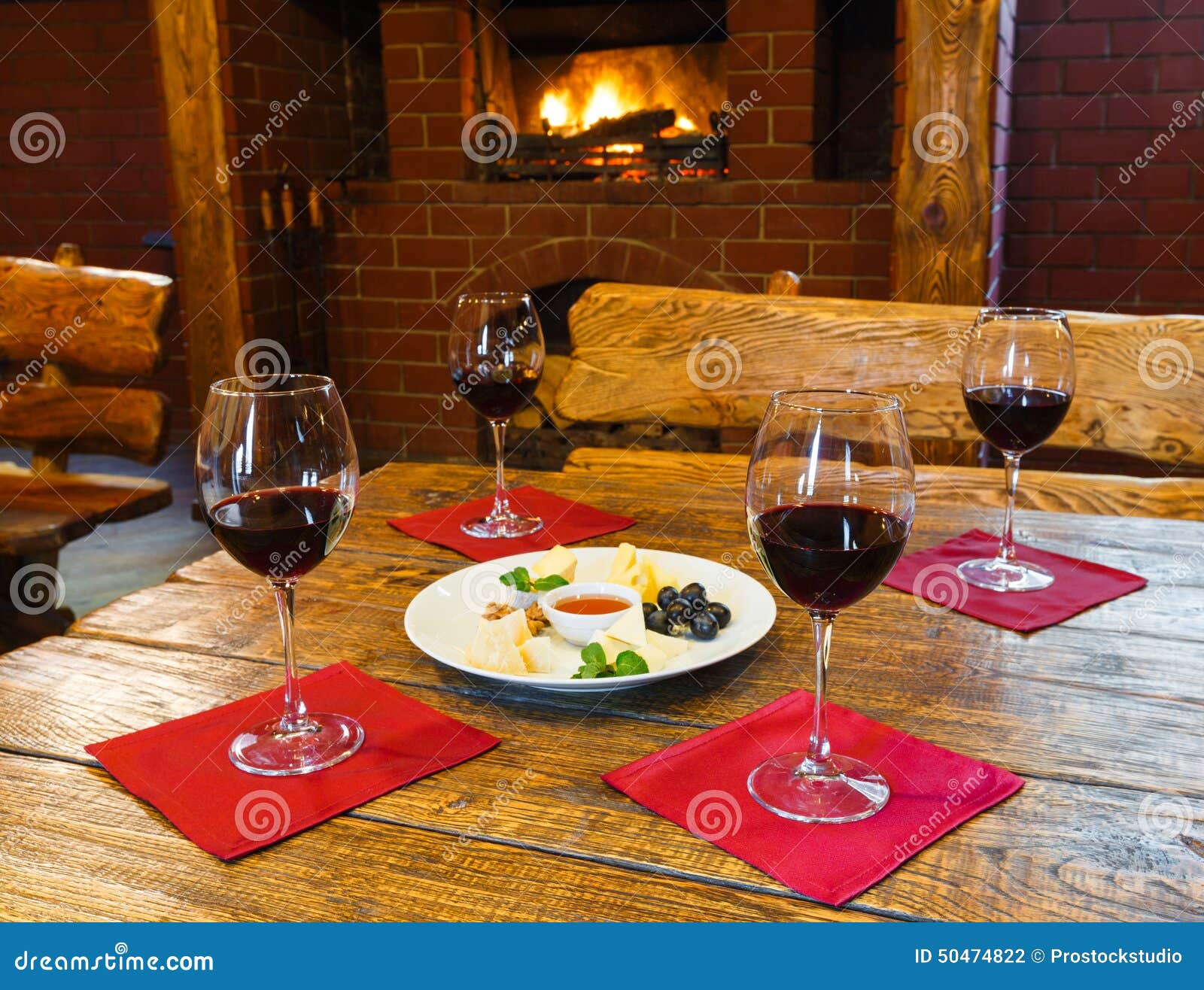 Romantisch Diner Voor Twee Dichtbij Open Haard Stock Foto - Image of ...