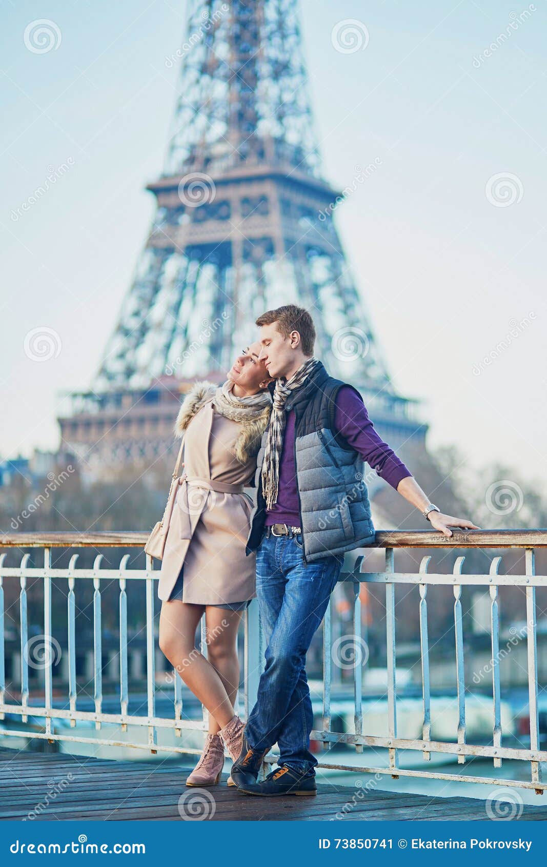 Romantisch Paar Dichtbij De Toren Van Eiffel in Parijs, Frankrijk Stock ...