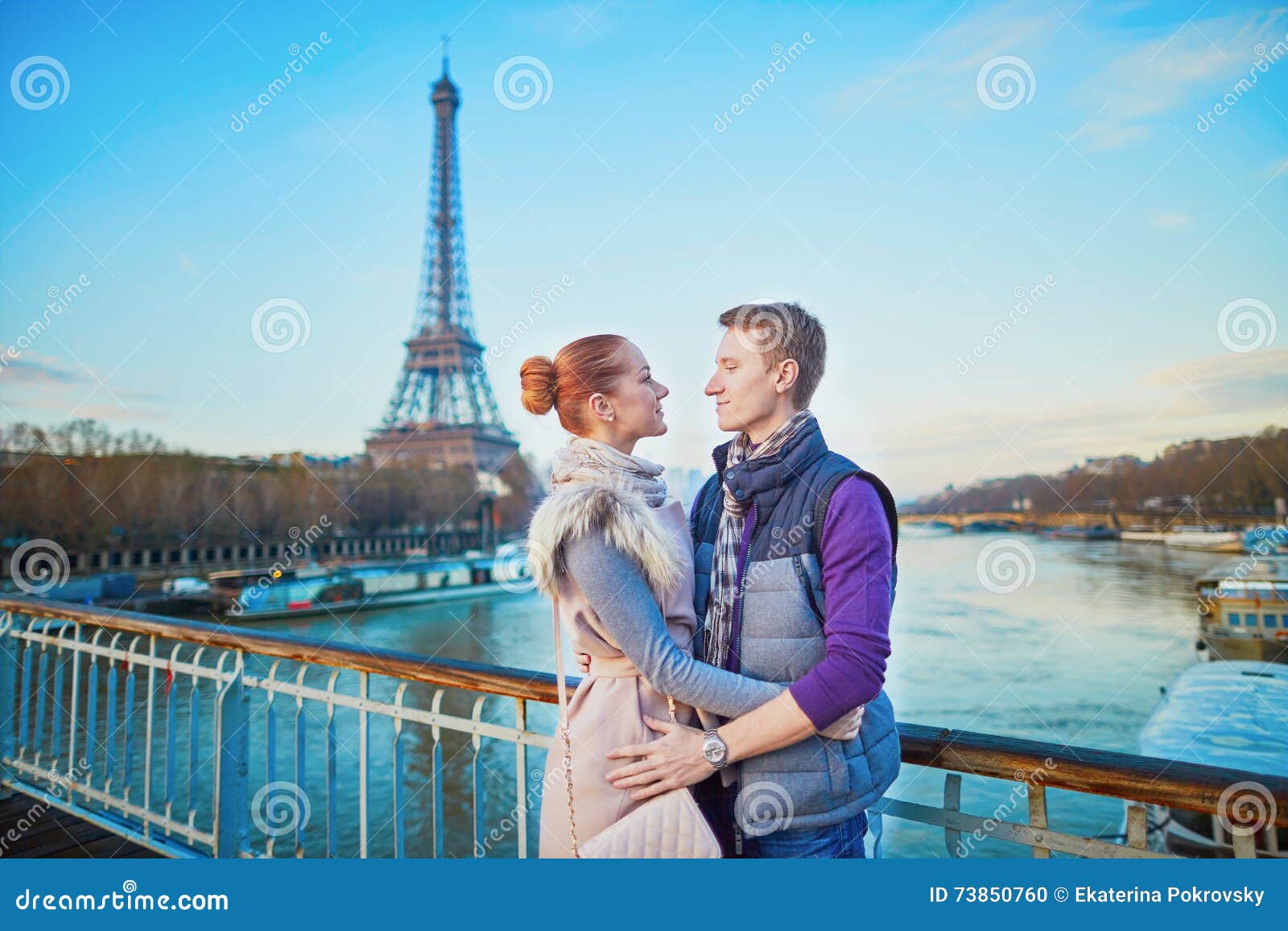 Romantisch Paar Dichtbij De Toren Van Eiffel in Parijs, Frankrijk Stock ...