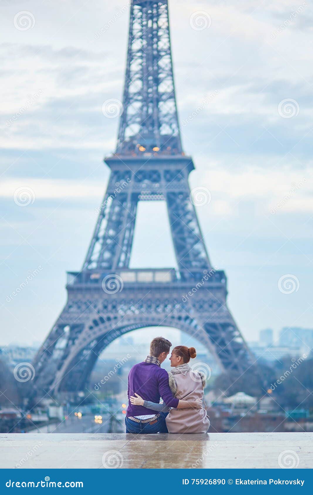 Romantisch Paar Dichtbij De Toren Van Eiffel in Parijs, Frankrijk Stock ...