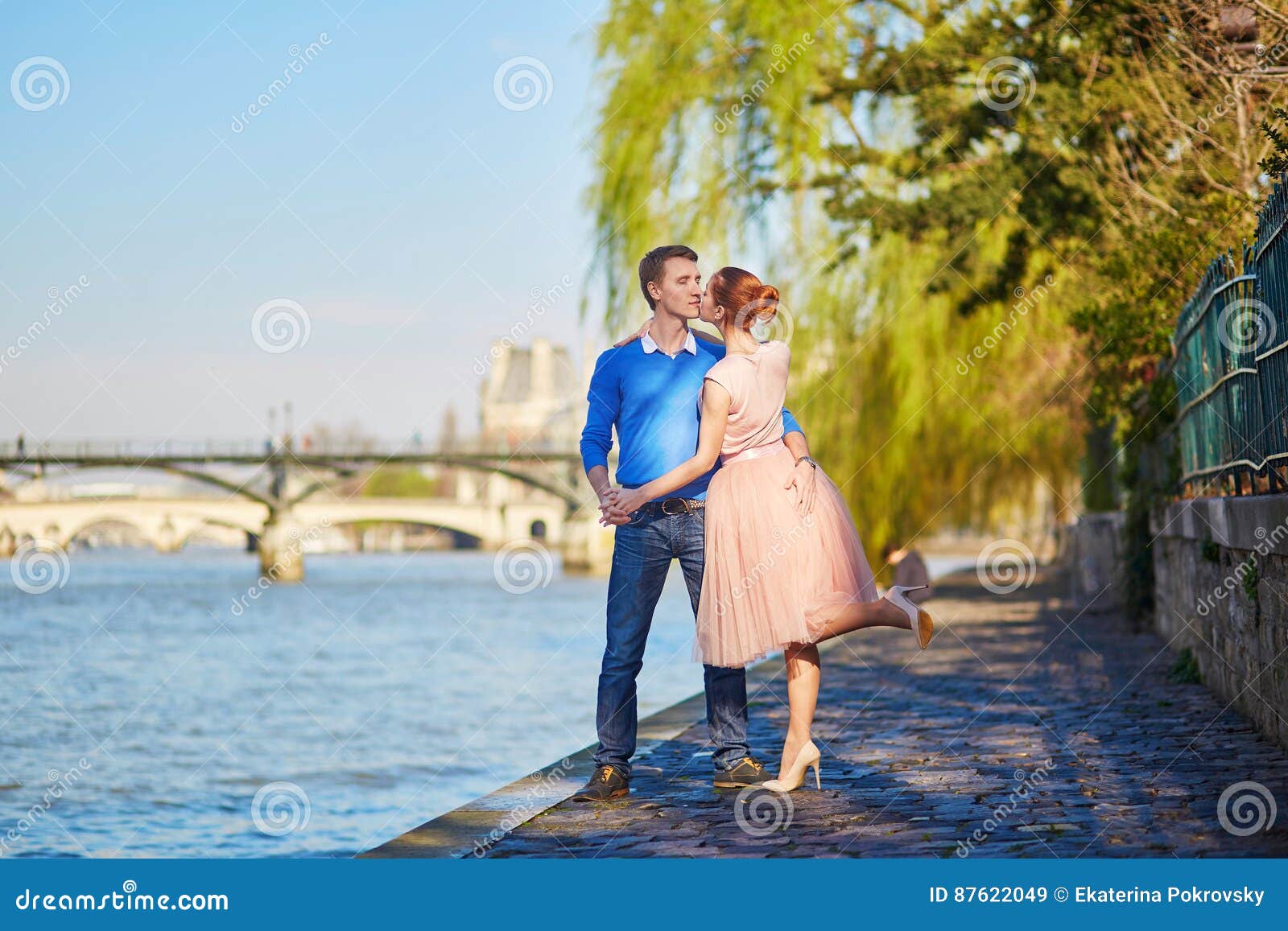 Romantisch Paar Op De Zegendijk in Parijs Stock Afbeelding - Image of ...