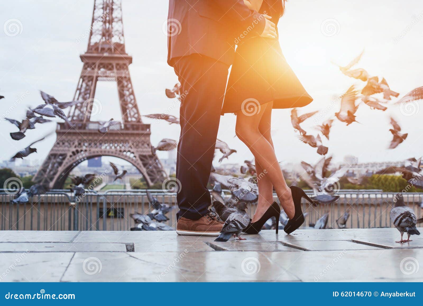 Romantische Reis Naar Parijs Stock Foto - Image of wijfje, vogels: 62014670