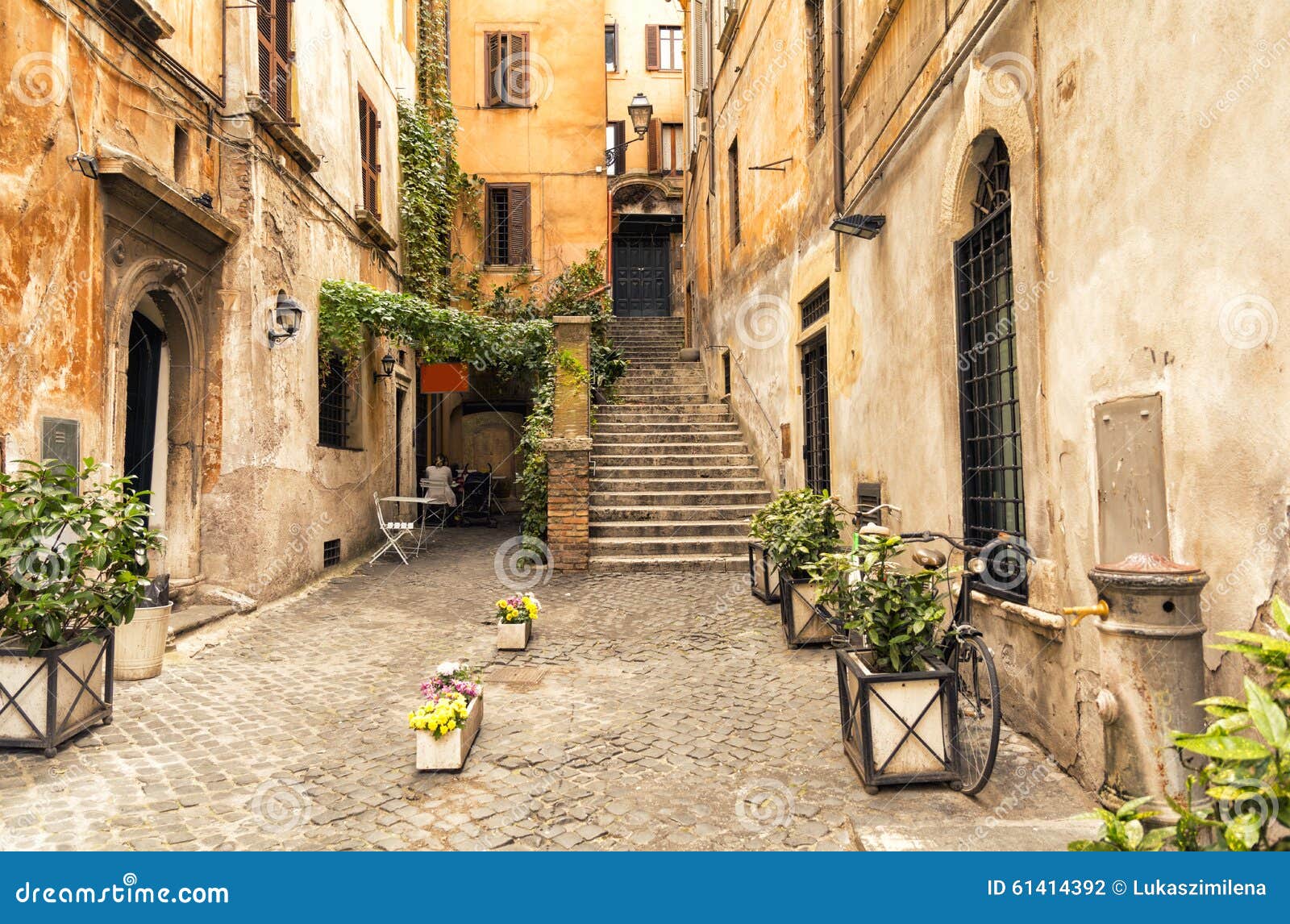 Romantische Steeg in Oud Deel Van Rome, Italië Stock Foto - Image of ...