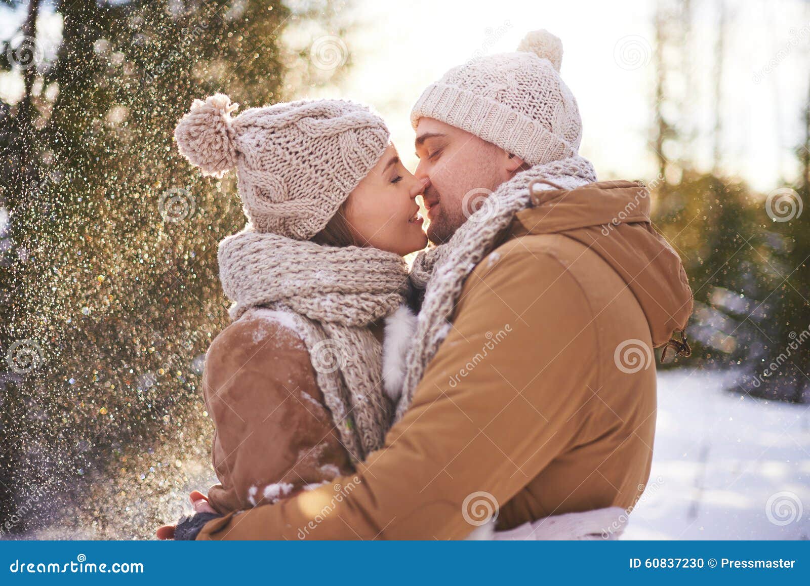 Romantischer Kuss stockfoto. Bild von glücklich, liebe - 60837230