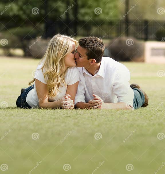 Romantischer Kuss im Park stockbild. Bild von lächeln - 7528235