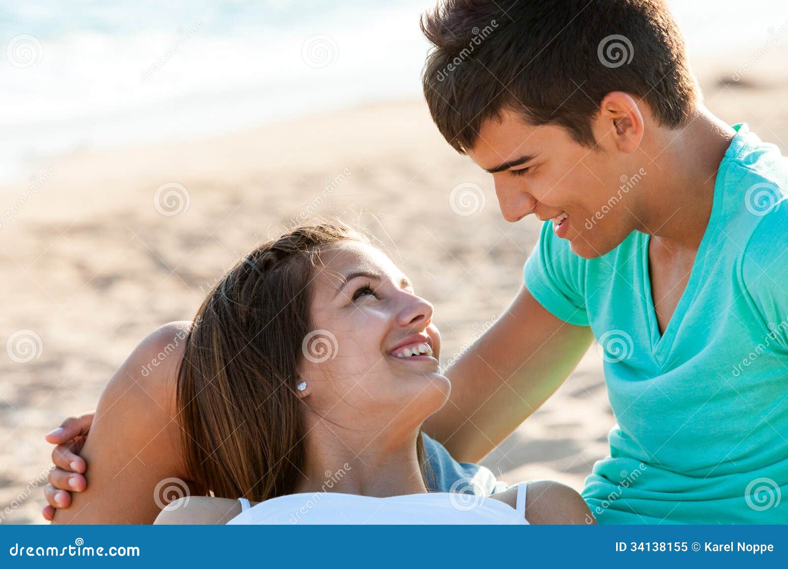 Romantischer Moment Auf Strand. Stockbild - Bild von lebensstil ...