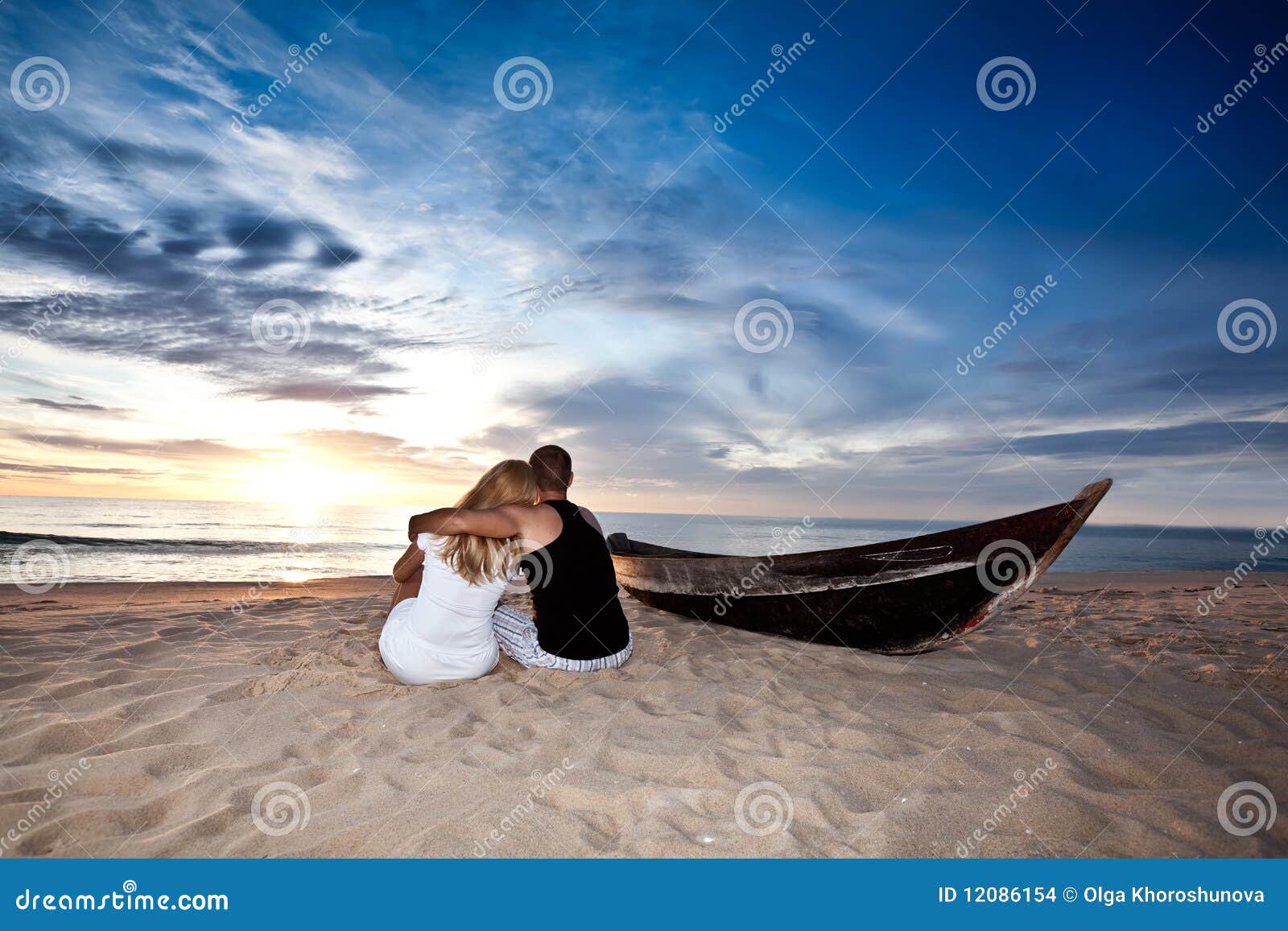 Romantischer Sonnenaufgang stockfoto. Bild von paare - 12086154