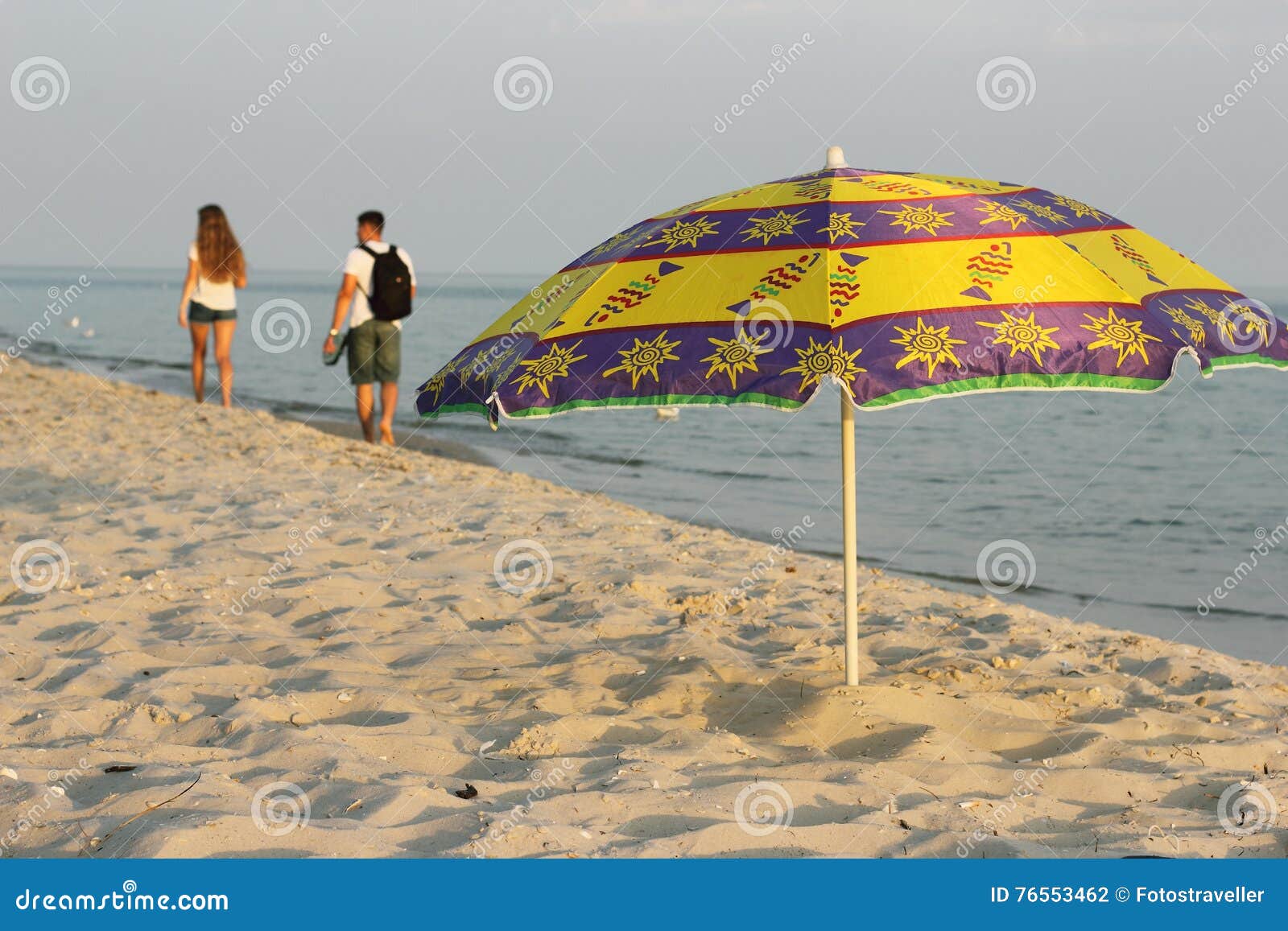 Romantischer Weg Auf Dem Strand Stockfoto - Bild von romantisch, paar ...