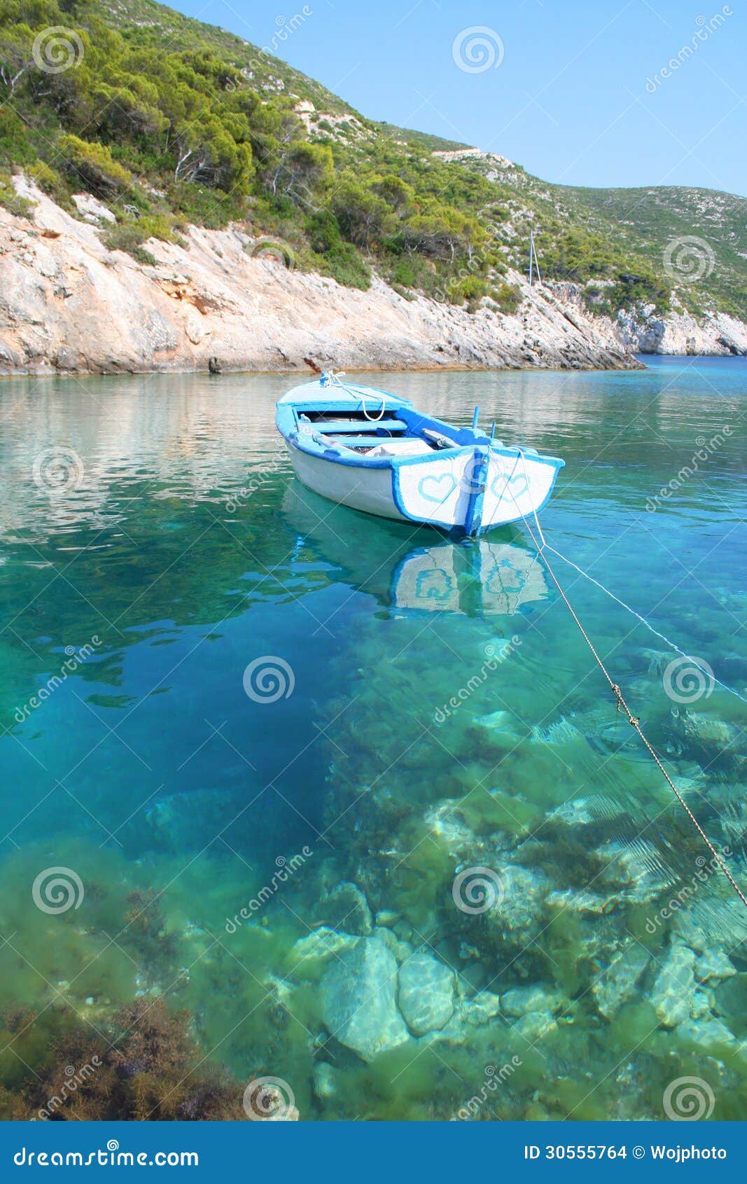 Romantisches Boot Mit Zwei Gemalten Herzen Stockfoto - Bild von fischer ...