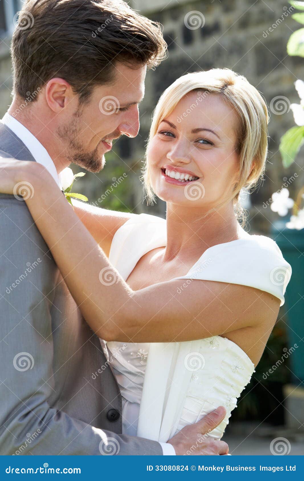 Romantisk Brud Och Brudgum Embracing Outdoors Arkivfoto - Bild av roman ...