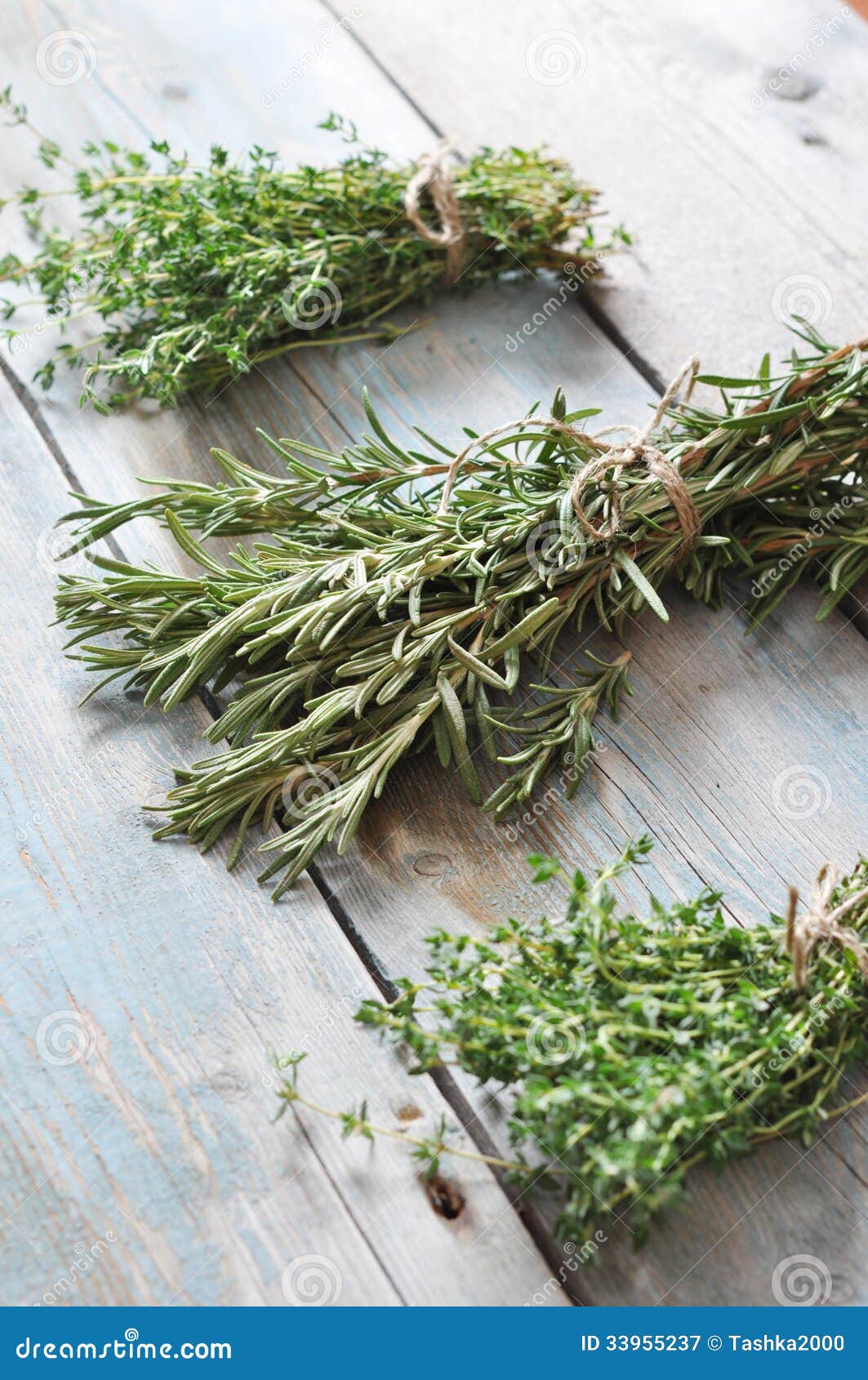 Romarin et thym frais image stock. Image du normal, ingrédient - 33955237