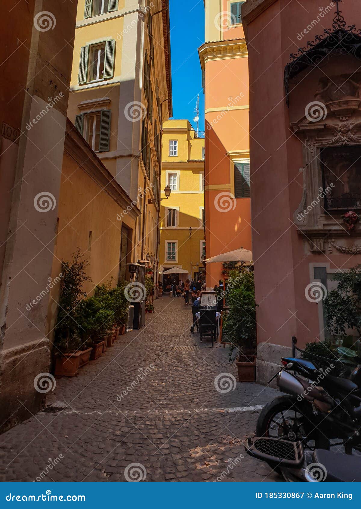 Rome architecture alleyway editorial photography. Image of waterway ...