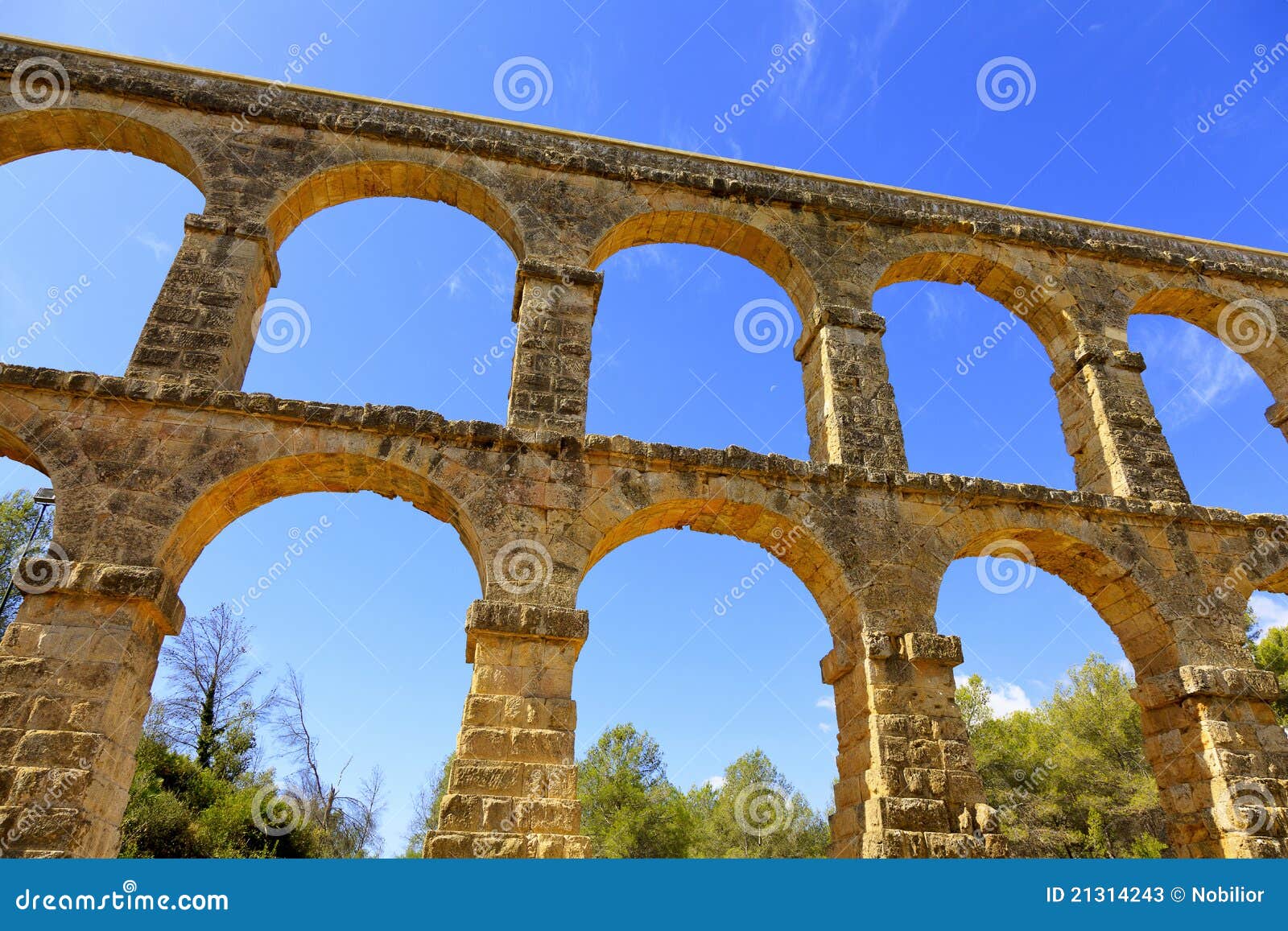 Romersk akvedukt fotografering för bildbyråer. Bild av fördärvar - 21314243