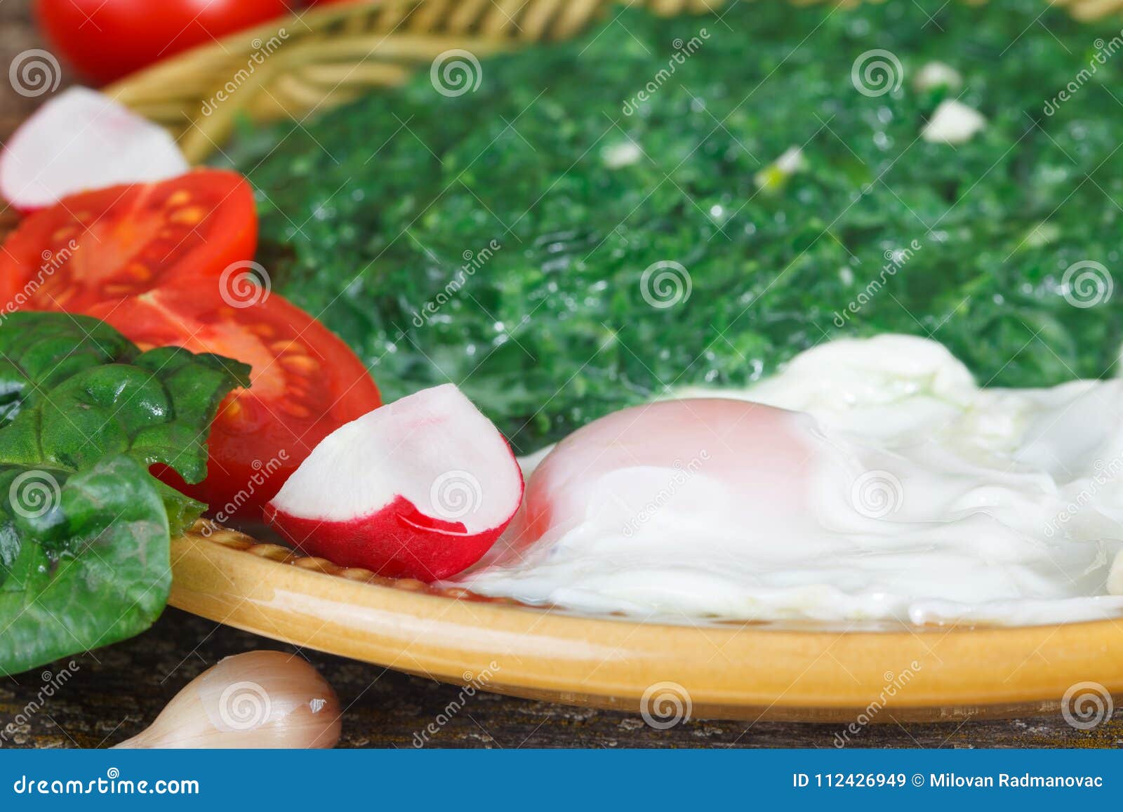 Romige Spinazie En Gestroopt Ei in Plaat Stock Afbeelding - Image of ...